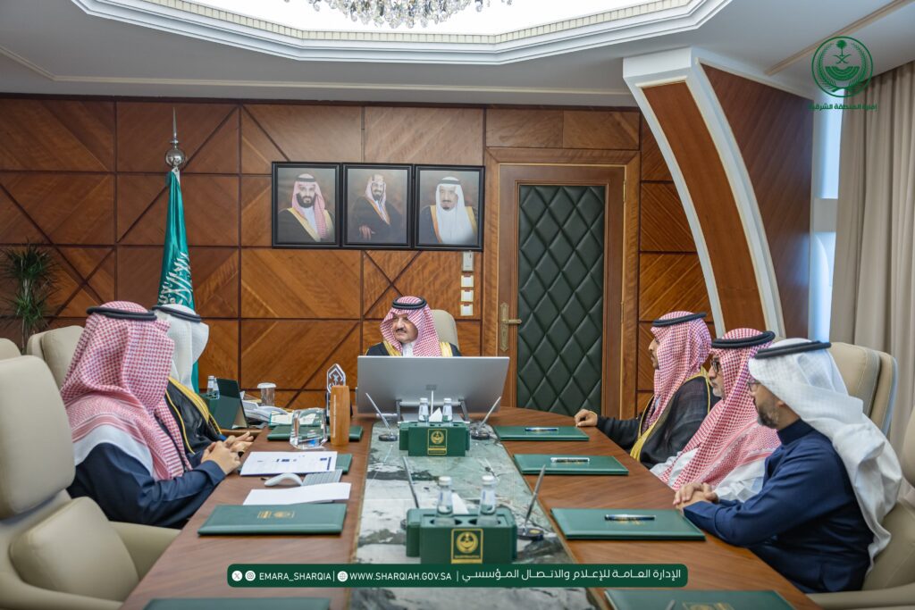 أمير المنطقة الشرقية يستقبل منسوبي هيئة تطوير المنطقة لحصولهم على عددٍ ...